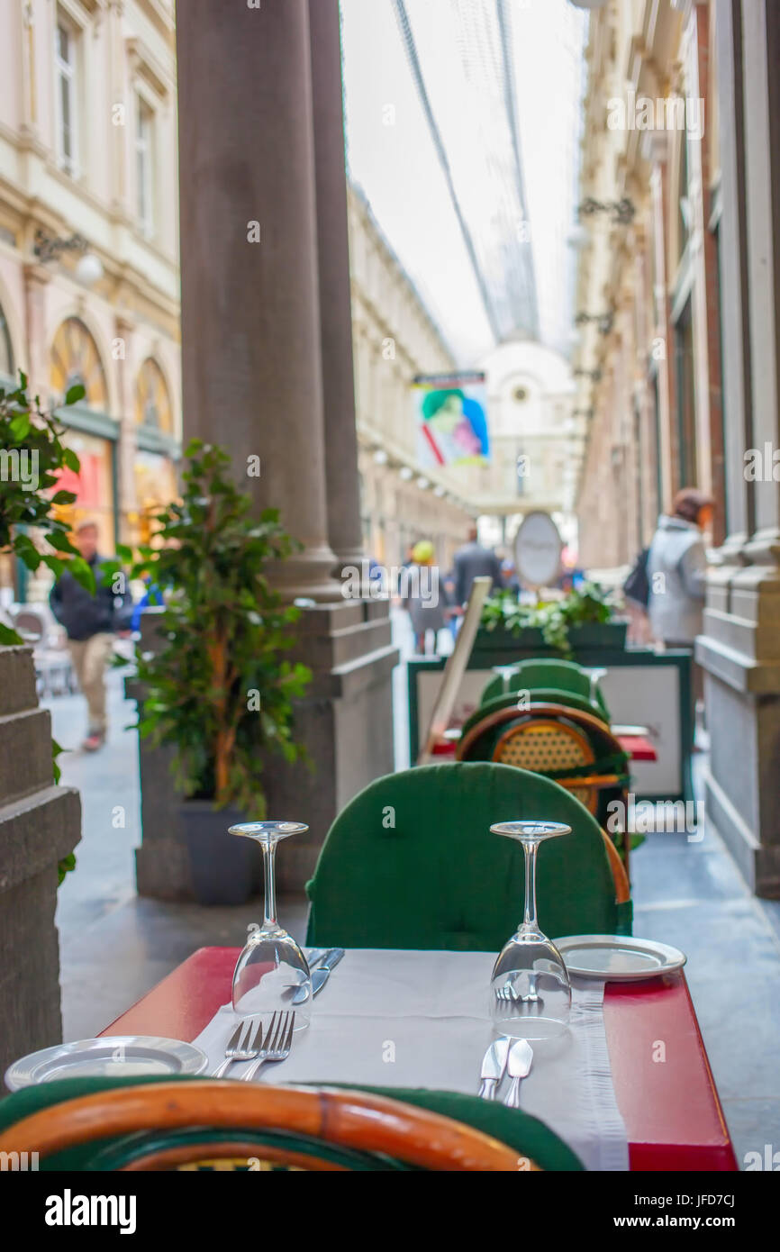 Grand place restaurants cafes brussels hi-res stock photography and ...