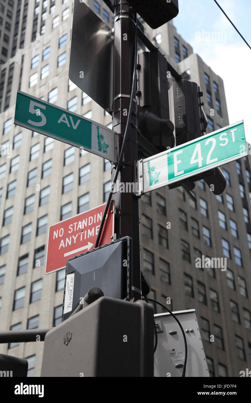 42nd street signs hi-res stock photography and images - Alamy