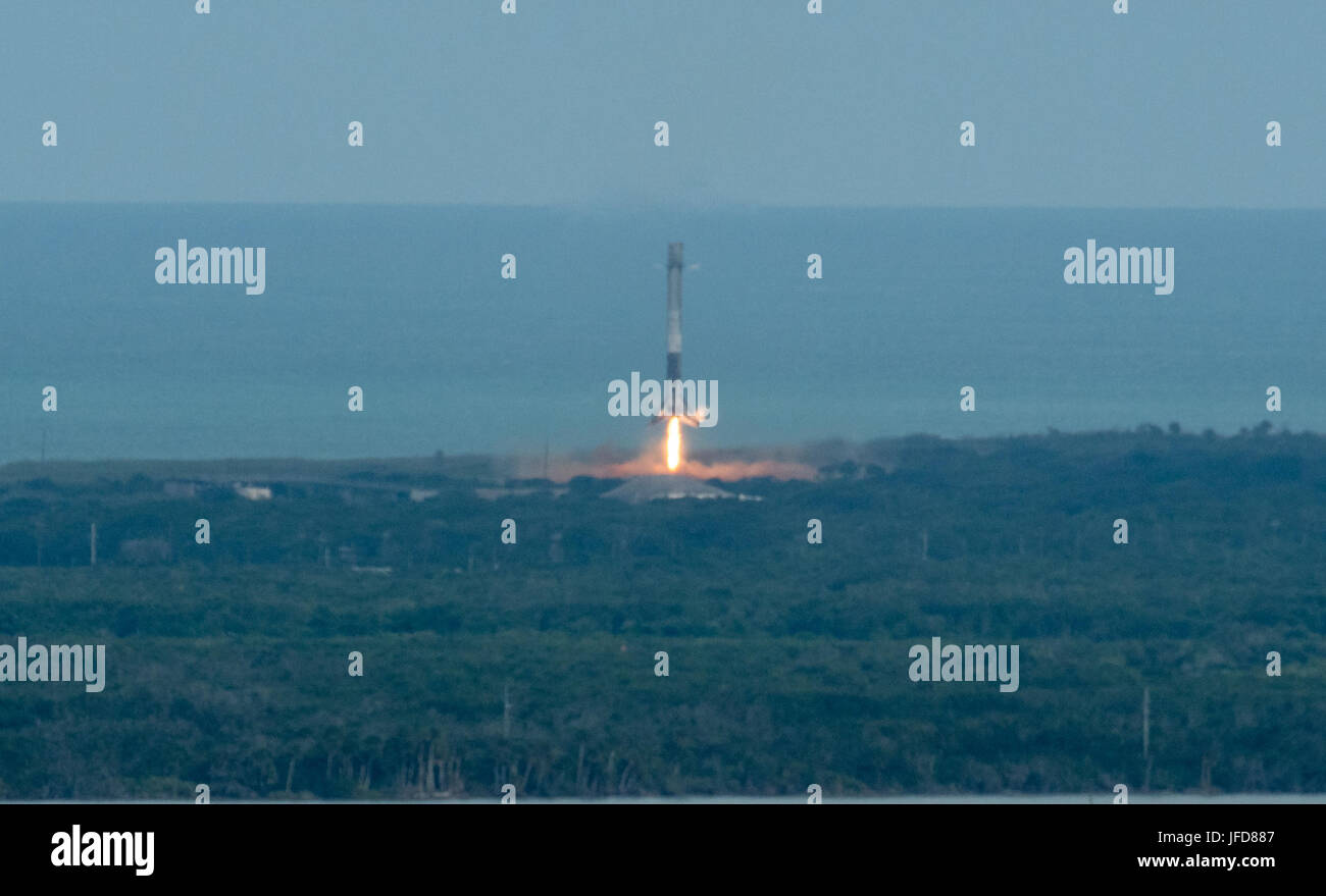 The SpaceX Falcon 9 rocket launched the Dragon spacecraft carrying ...