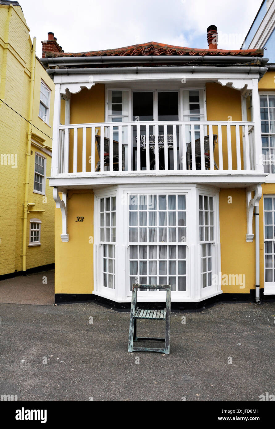 yellow cottage aldeburgh seafront Stock Photo - Alamy