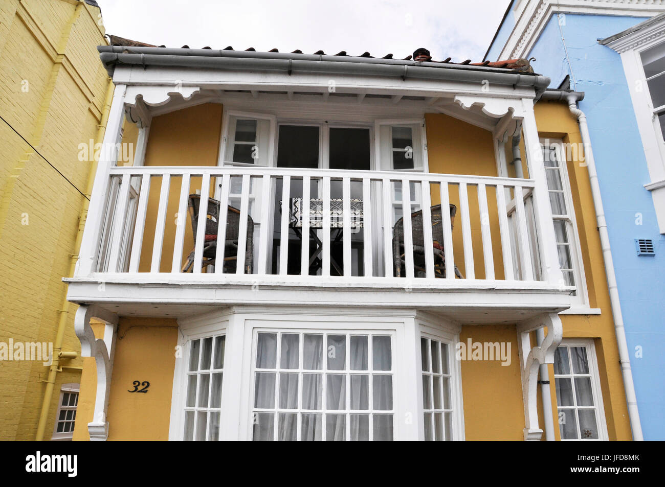 yellow cottage aldeburgh seafront Stock Photo - Alamy