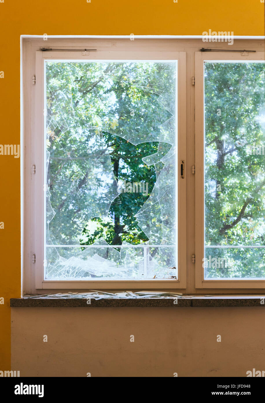 Old broken window hi-res stock photography and images - Alamy