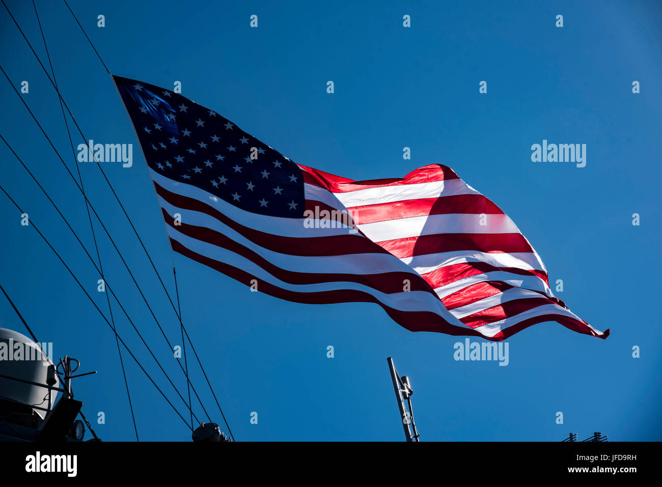 Destroyer ddg mast hi-res stock photography and images - Alamy