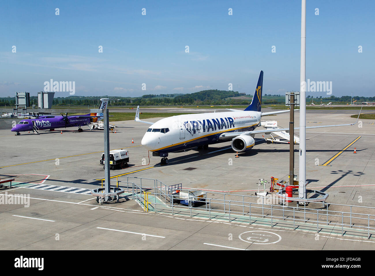 Edinburgh airport arrivals hi-res stock photography and images - Alamy