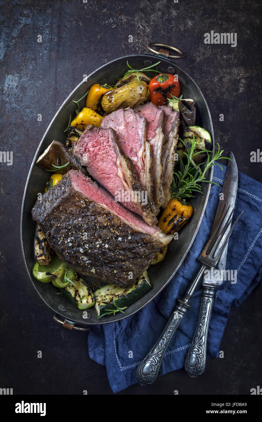 Roast Beef with Vegetable in Copper Pod Stock Photo - Alamy