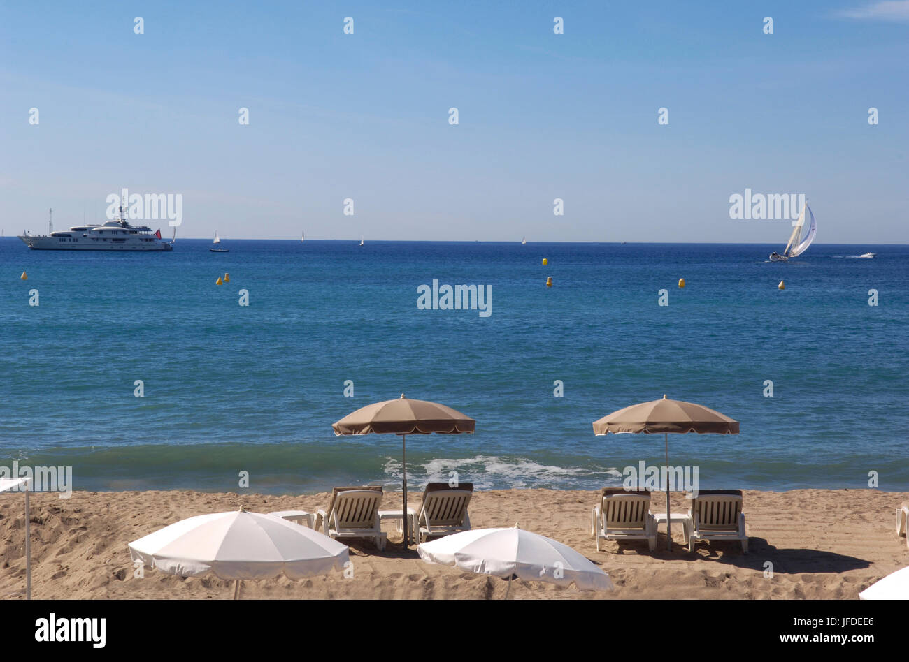 French women sunbathing hi-res stock photography and images - Alamy