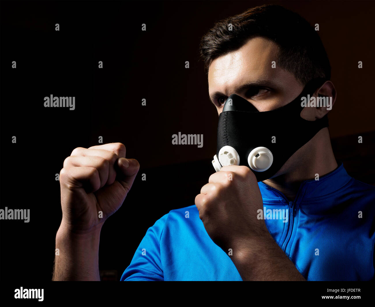 Man boxing in training mask. Respiratory muscle conditioning concept ...