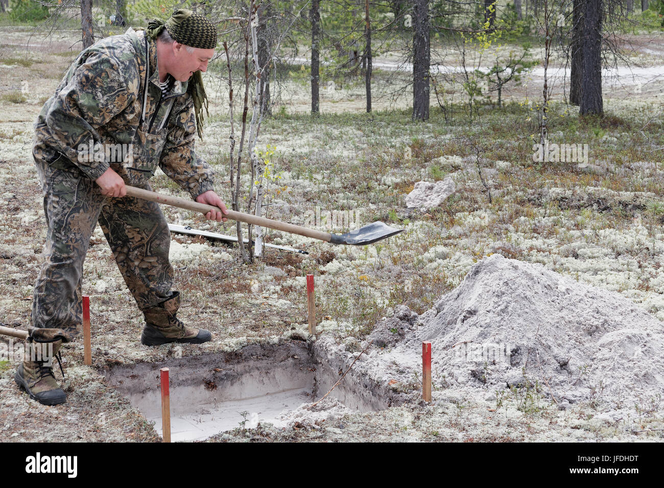 Clay soil dig hi-res stock photography and images - Alamy