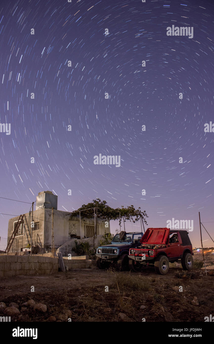 Star trails cabin farmhouse Stock Photo - Alamy