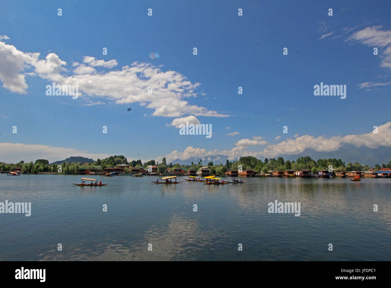Srinagar, India. 30th June, 2017. Boatmen rowing his boat in a sunny day in the world famous Dal ...