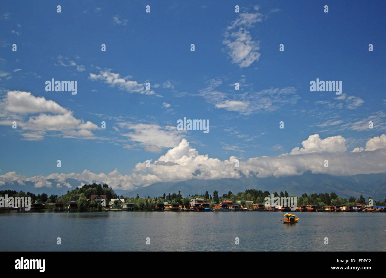 Srinagar, India. 30th June, 2017. A boatman rowing his boat in a sunny day in the world famous ...