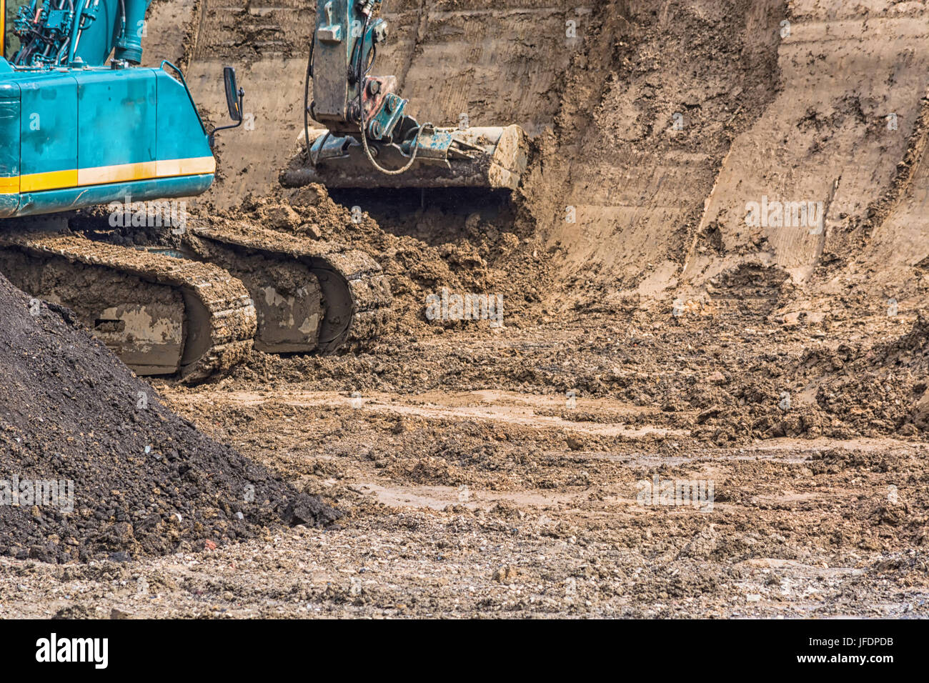 Excavator chain hi-res stock photography and images - Alamy