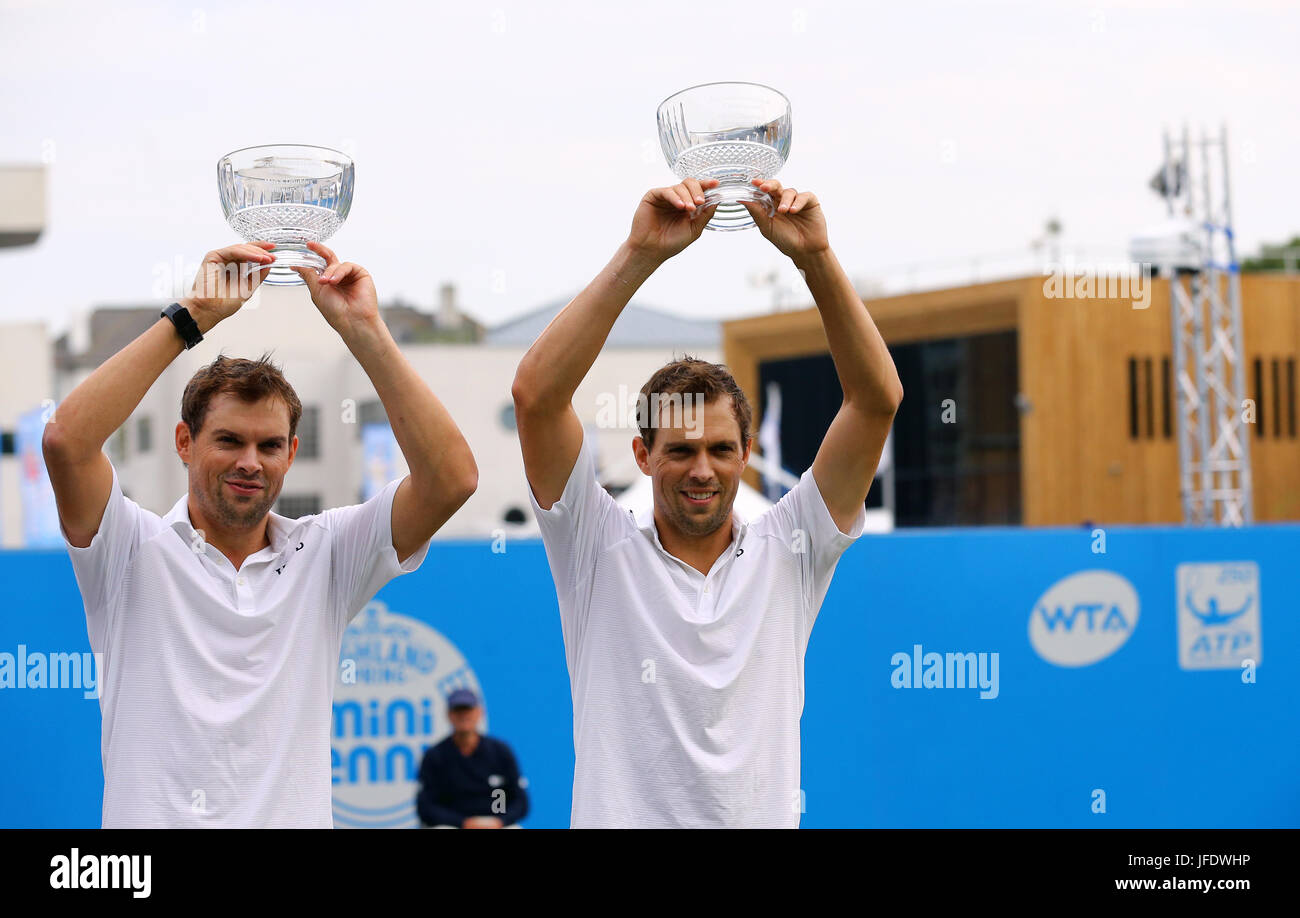 Mike bryan celebrate beating indias rohan bopanna hi-res stock ...