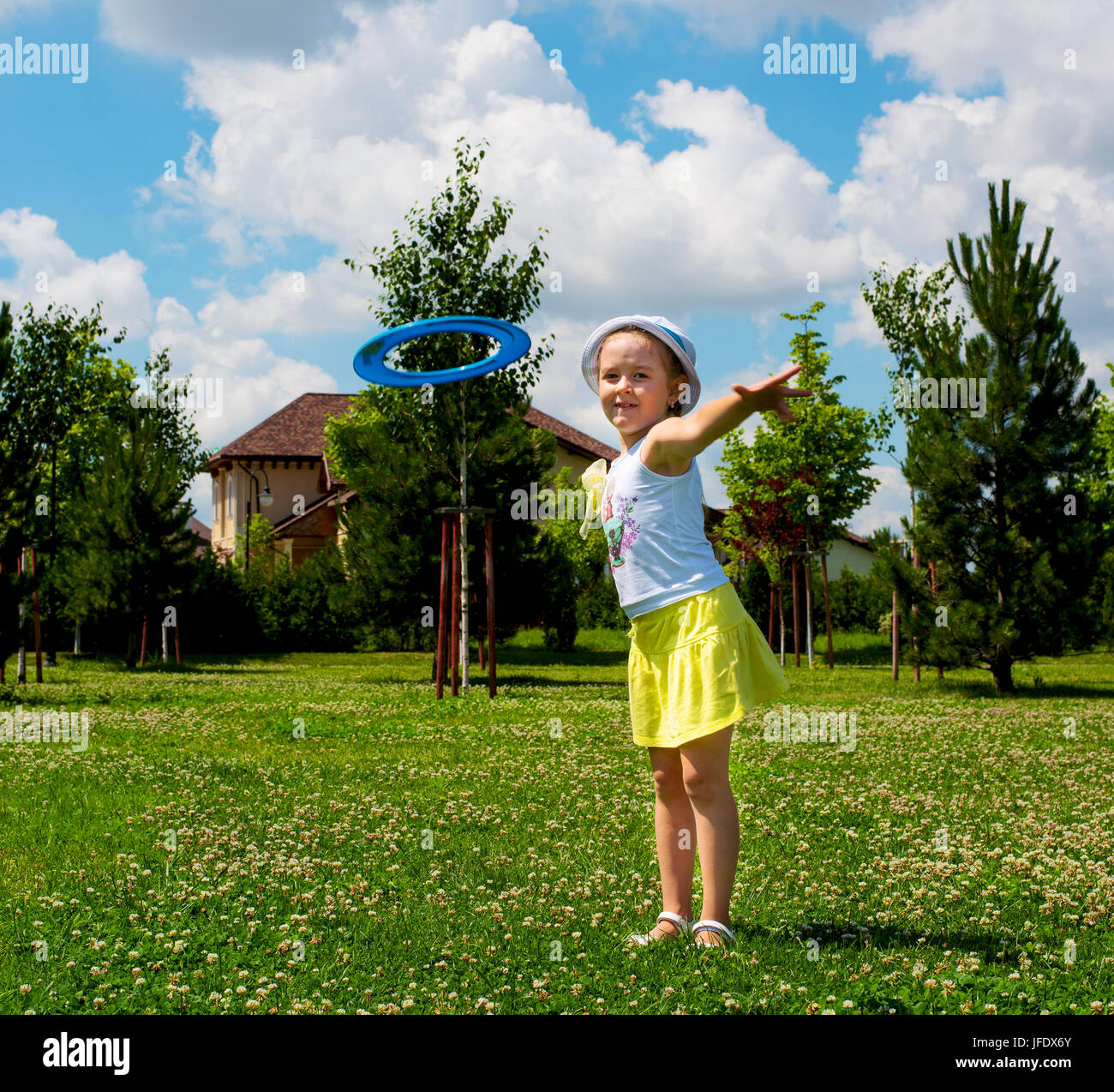 girl throws a plate in the meadow Stock Photo - Alamy