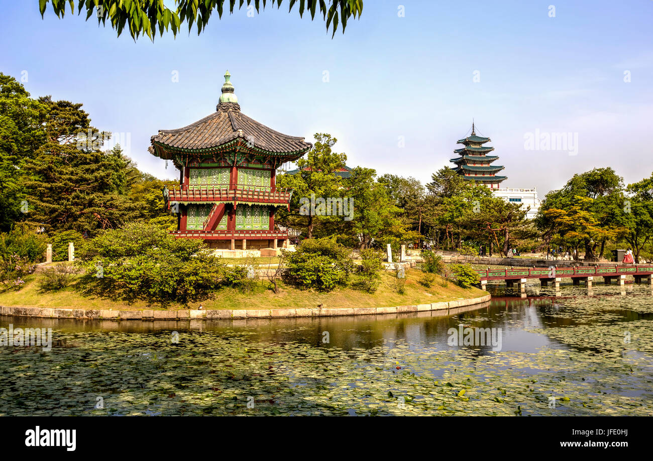 The Gyeonghoeru Pavilion inside the Gyeongbok Palace (Gyeongbokgung) in ...