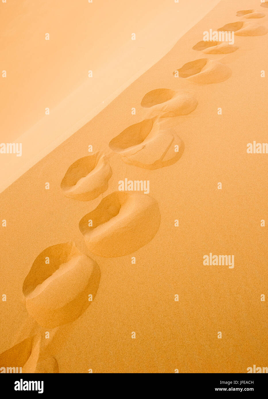 Footprints in sand texture hi-res stock photography and images - Alamy