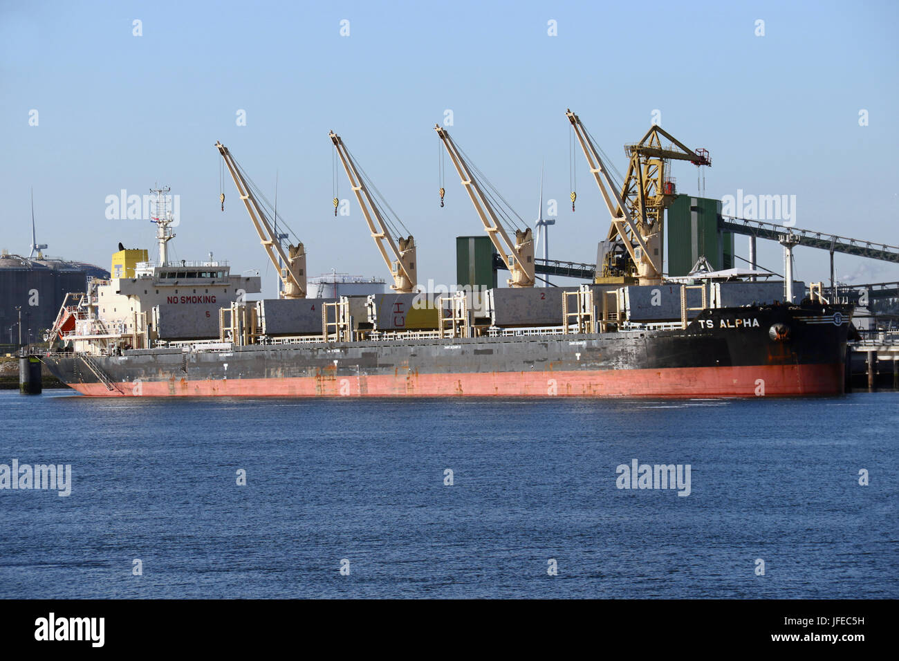 The bulk carrier TS Alpha is unloaded in the port of Rotterdam Stock ...