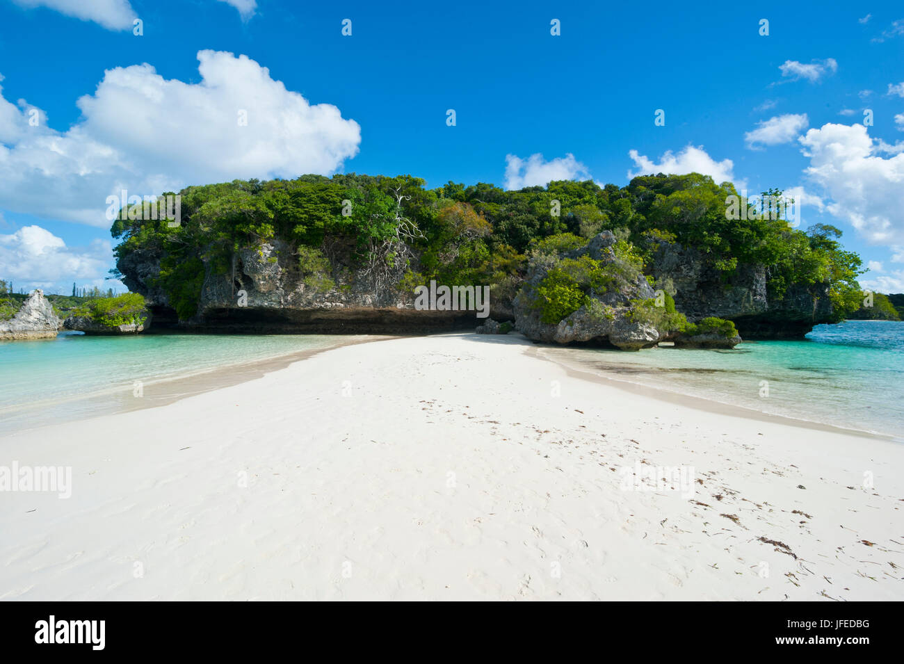 White sand beach bay de kanumera hi-res stock photography and images ...