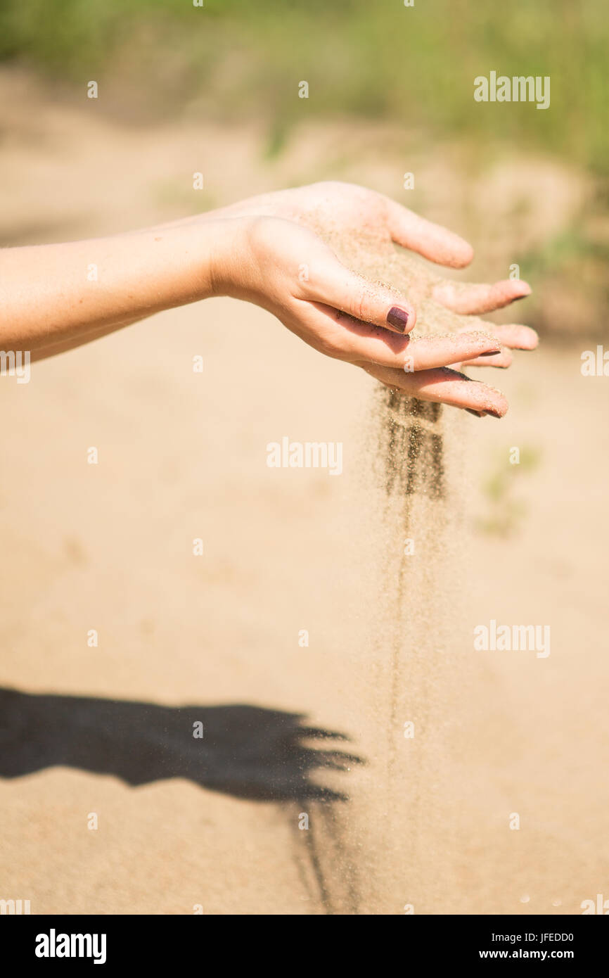 Sand slipping through hands hi-res stock photography and images - Alamy