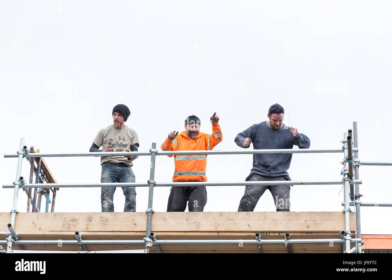 Scaffolding scaffold workmen maintenance hi-res stock photography and ...