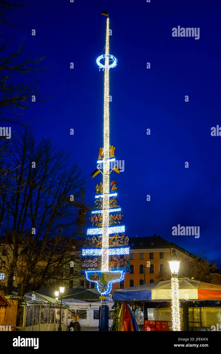 For Christmas illuminated maypole in the Munich Viktualienmarkt Stock ...