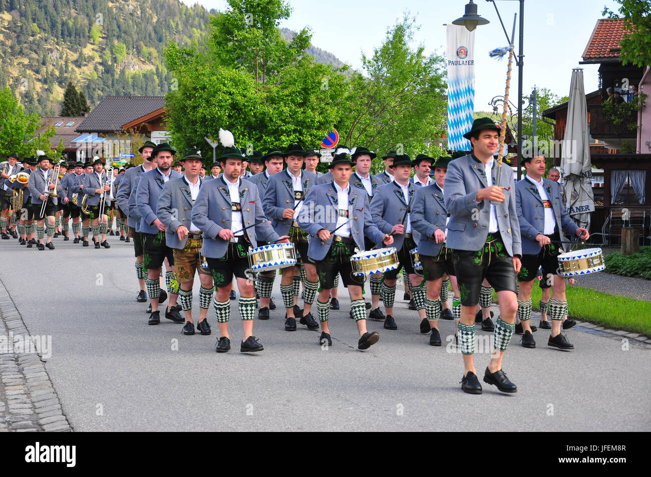 Germany, Bavaria, traditions, chapel, to erect a maypole Stock Photo ...
