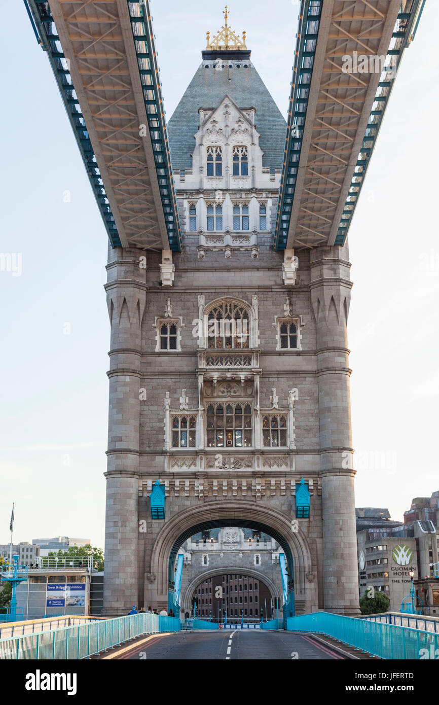 Bridge tower london frontal view hi-res stock photography and images ...