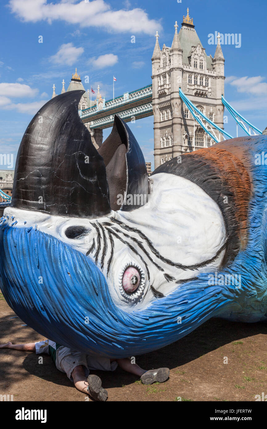 Imitation giant parrot and tower bridge hi-res stock photography and ...