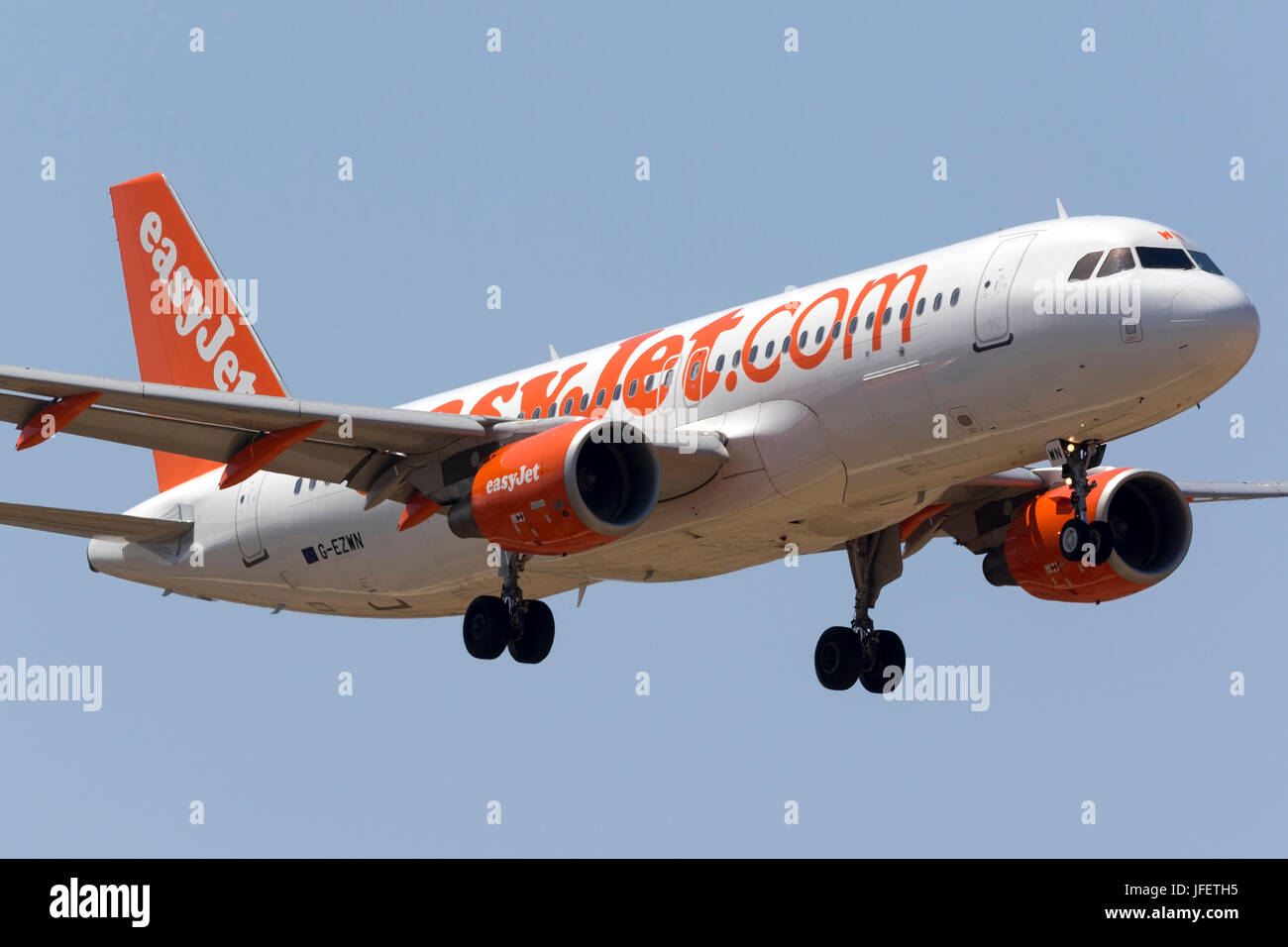 EasyJet Airline Airbus A320-214 [G-EZWN] still wearing the old color ...