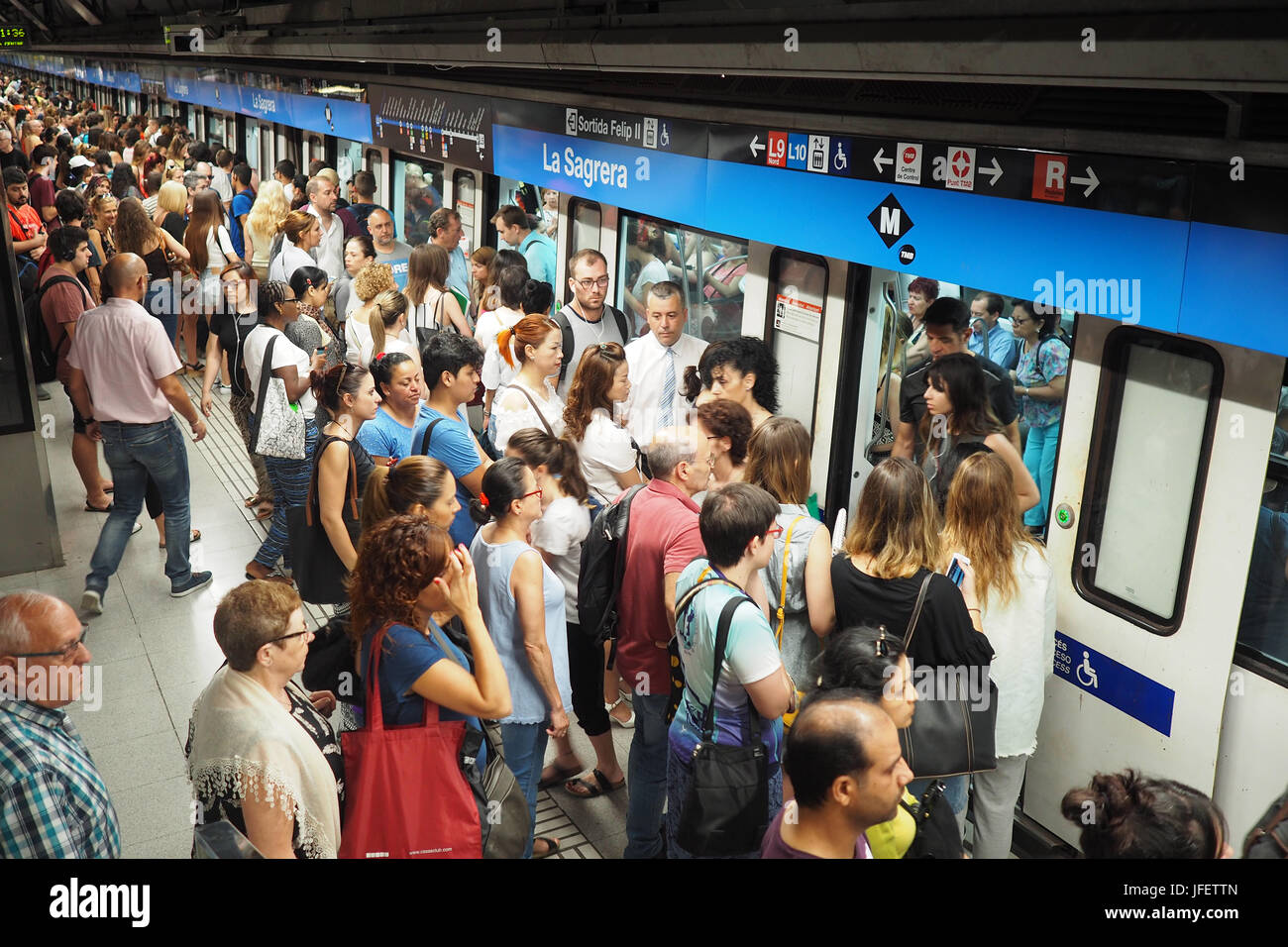 People waiting for the metro at the station hi-res stock photography ...