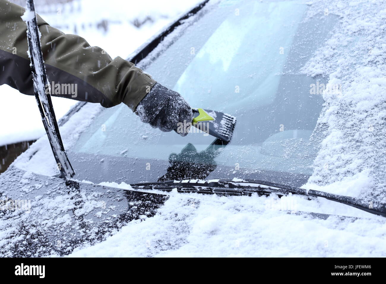 Person scraping car windscreen hi-res stock photography and images - Alamy