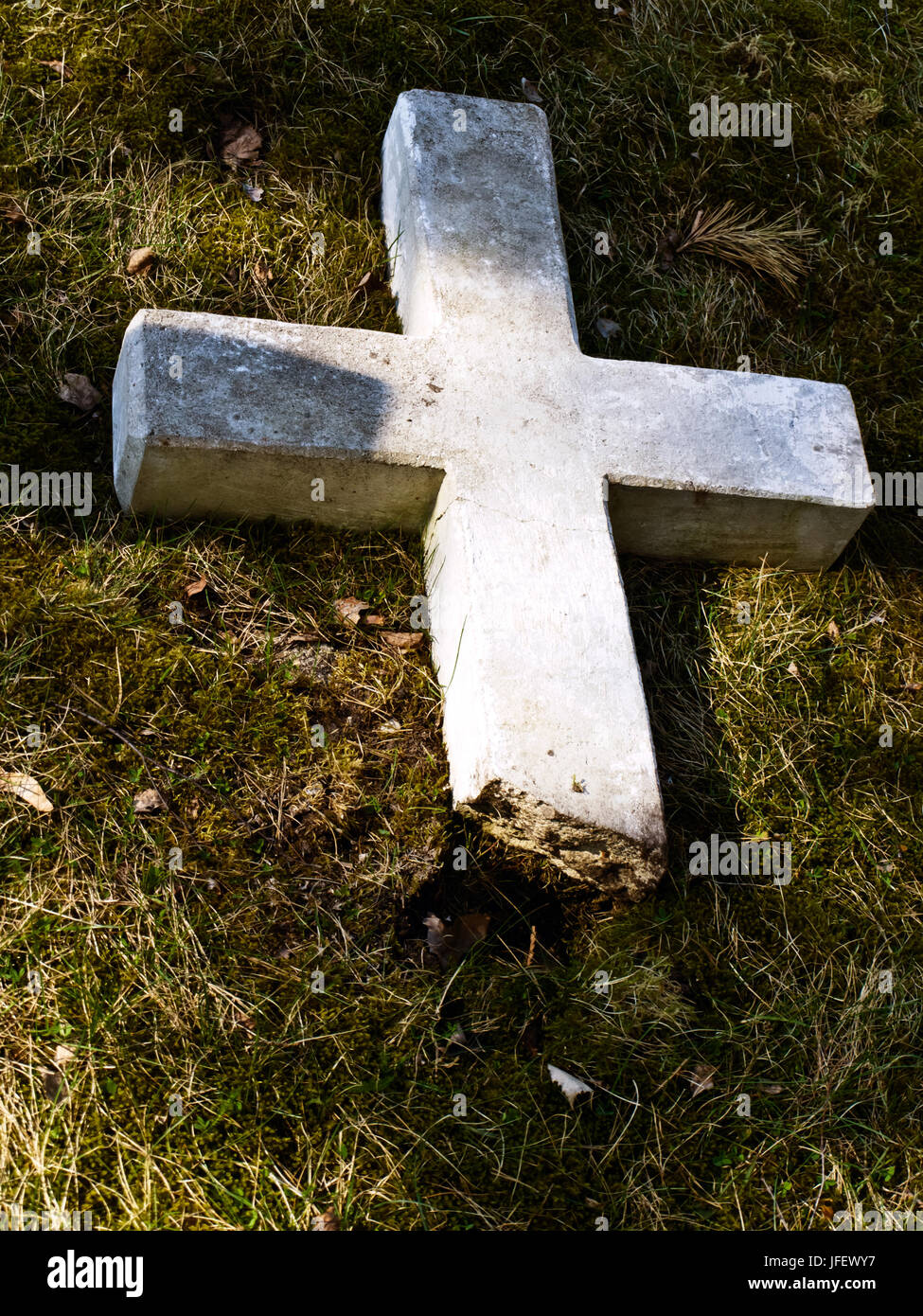 Graveyard cross hi-res stock photography and images - Alamy
