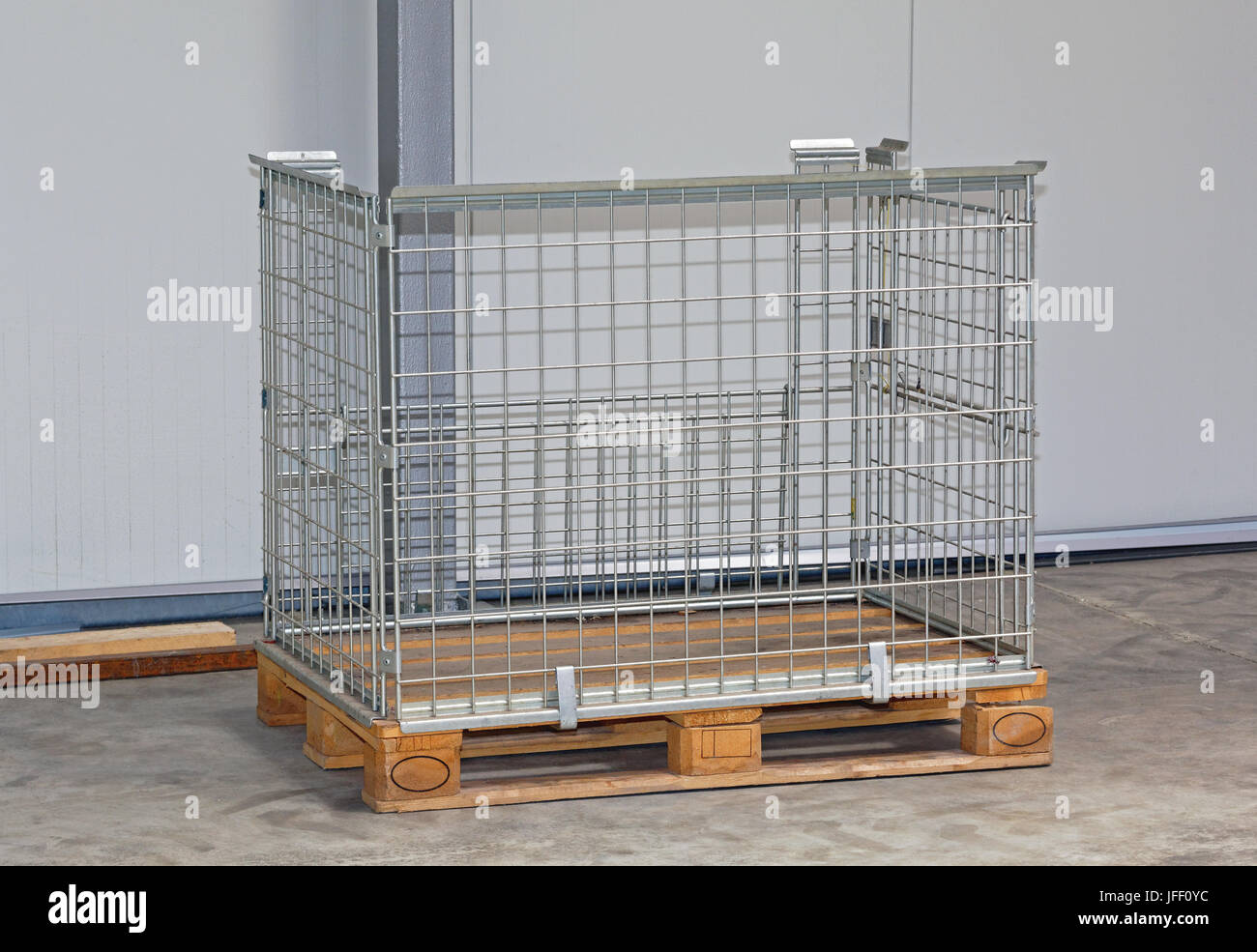 Empty wire hi-res stock photography and images - Alamy