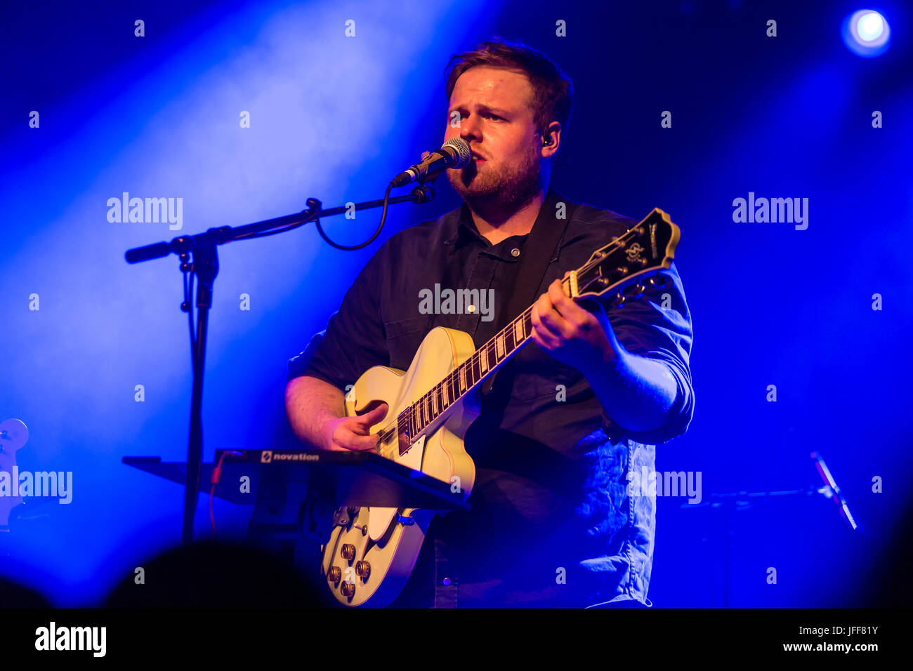 Tom walker singer 2017 hi-res stock photography and images - Alamy