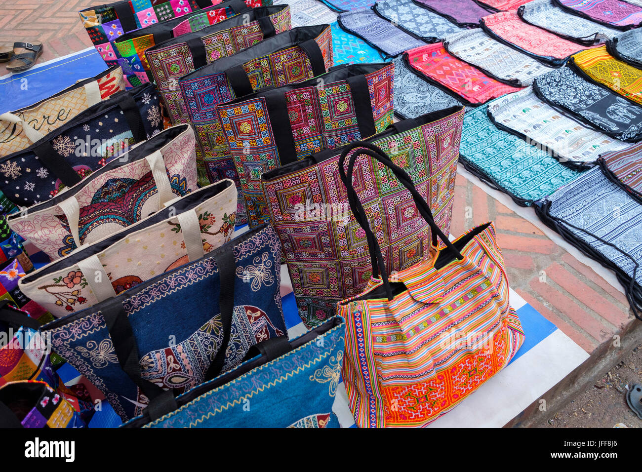 Handbags handbag market stall hi-res stock photography and images - Alamy