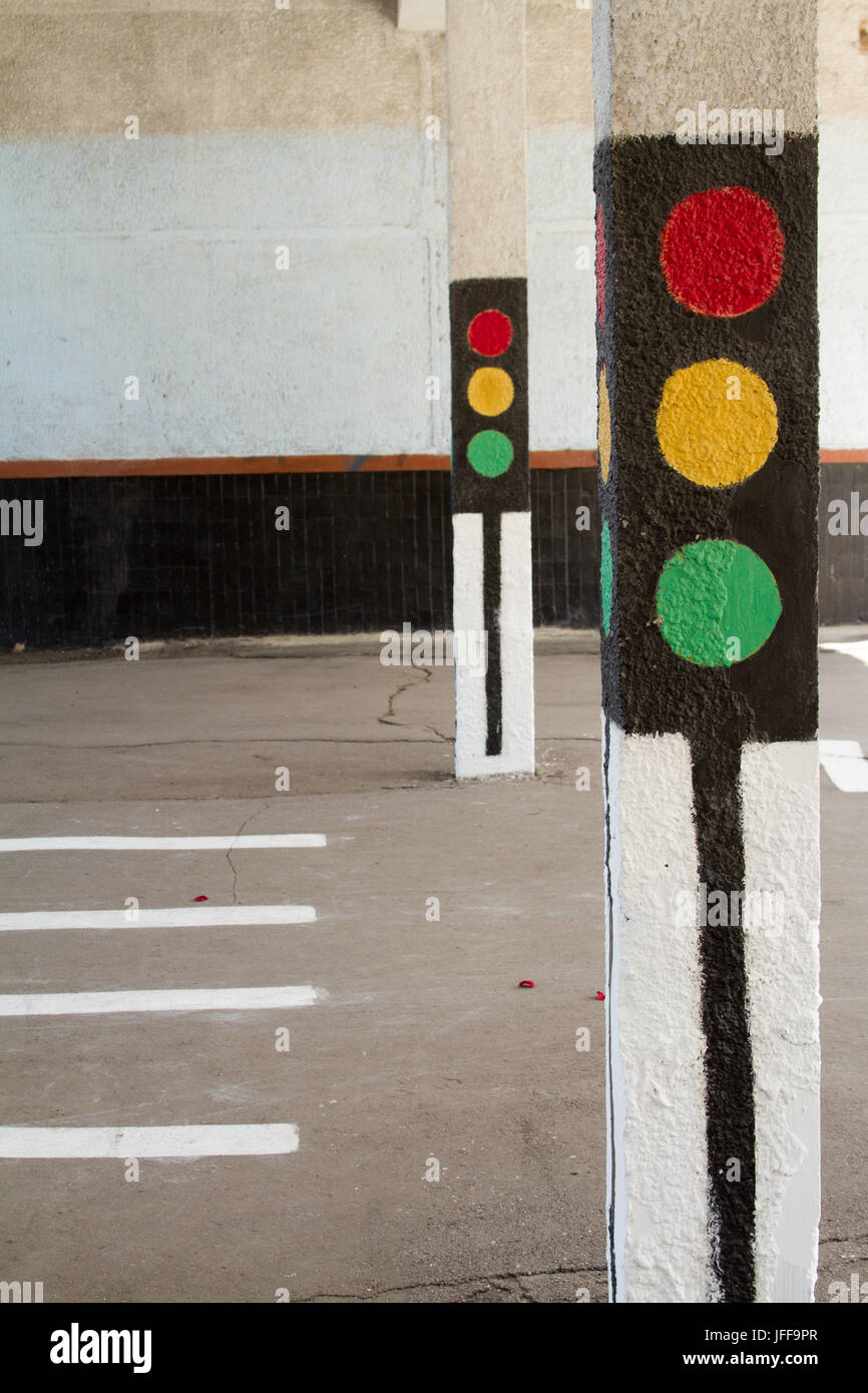 Traffic light in the city painted on the wall Stock Photo - Alamy