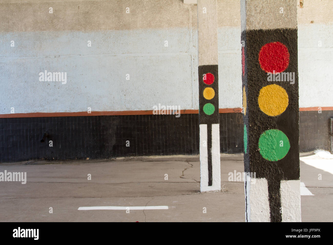 Traffic light in the city painted on the wall Stock Photo - Alamy