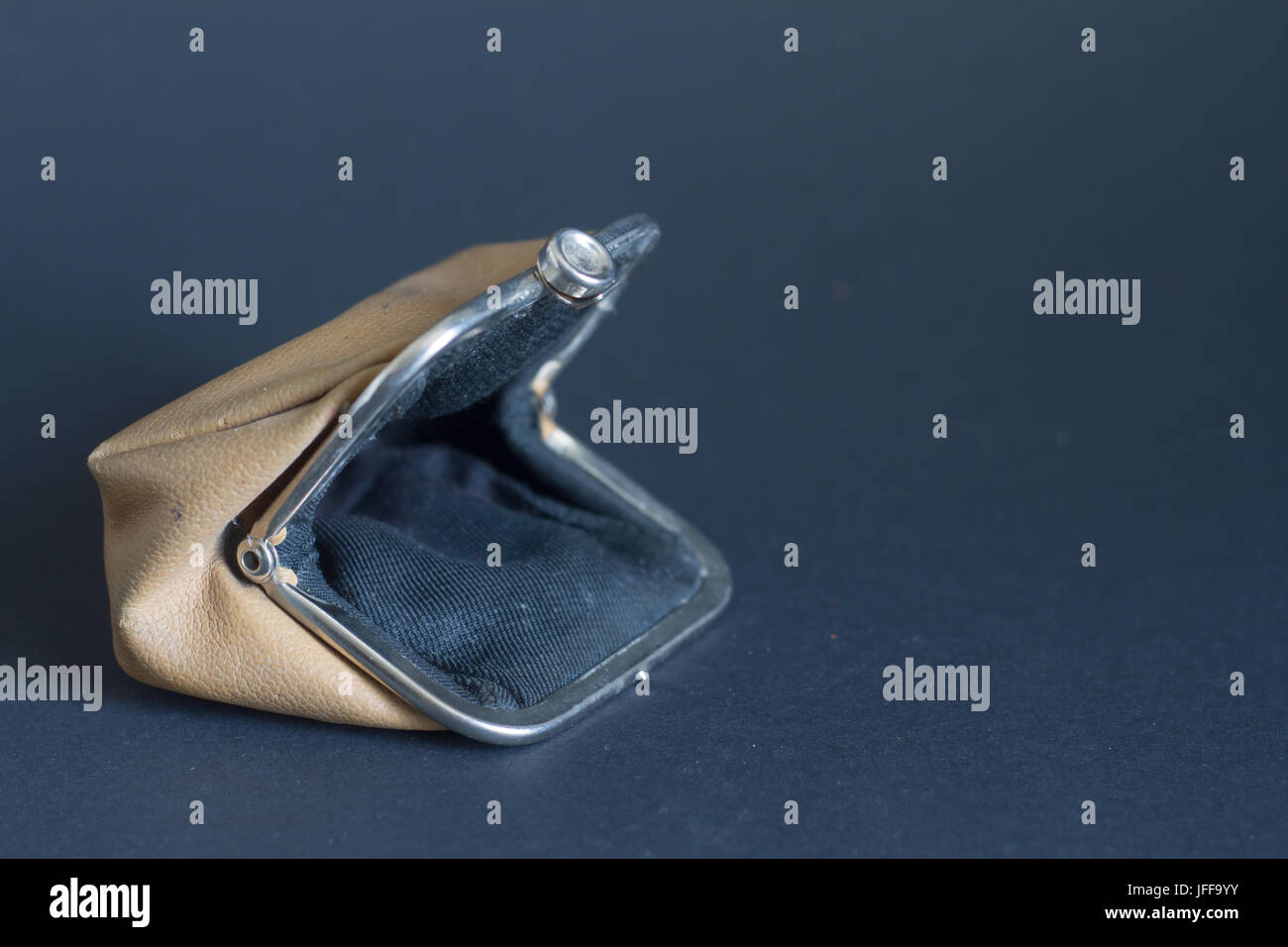 Old woman empty wallet hi-res stock photography and images - Alamy