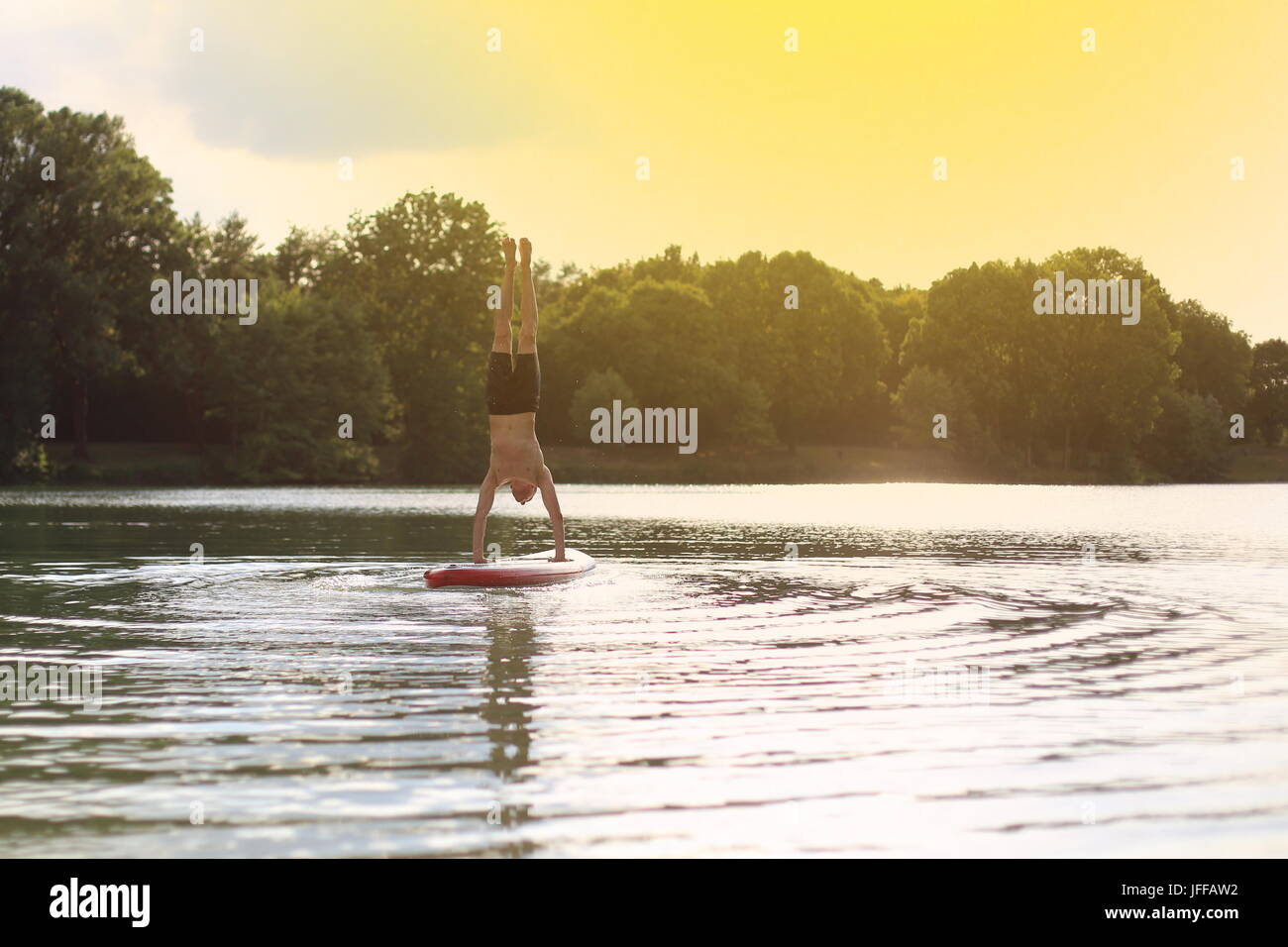 Stand up paddling yoga hi-res stock photography and images - Alamy
