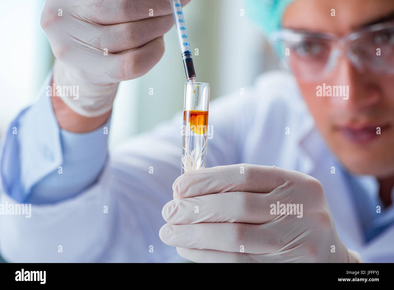 Biotechnology scientist working in the lab Stock Photo - Alamy