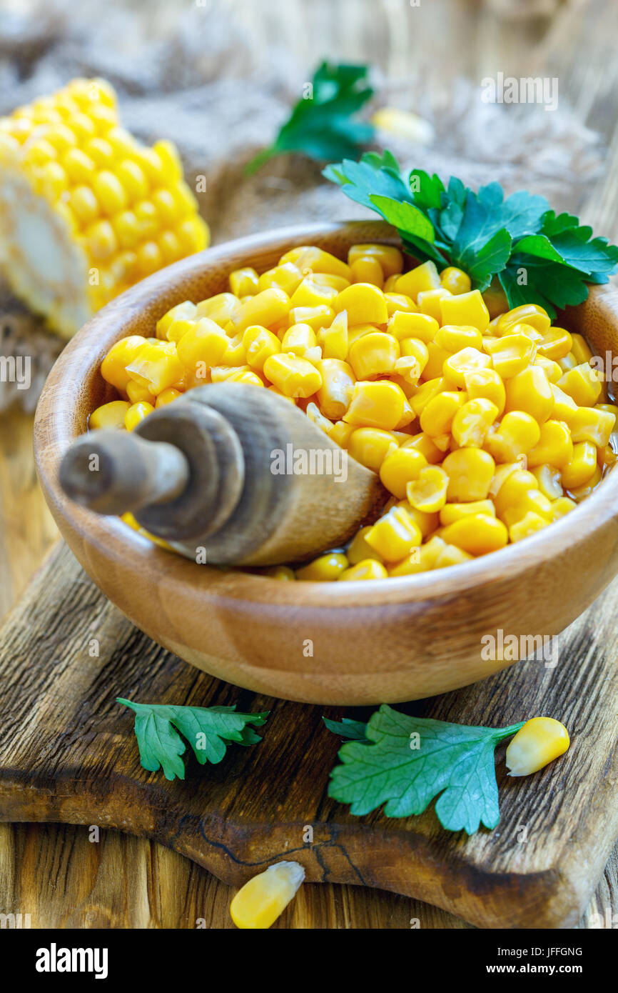 Sweet corn in bowl hi-res stock photography and images - Alamy