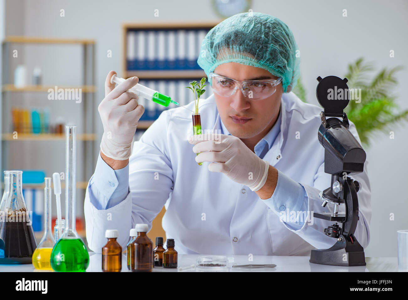 Biotechnology scientist working in the lab Stock Photo - Alamy