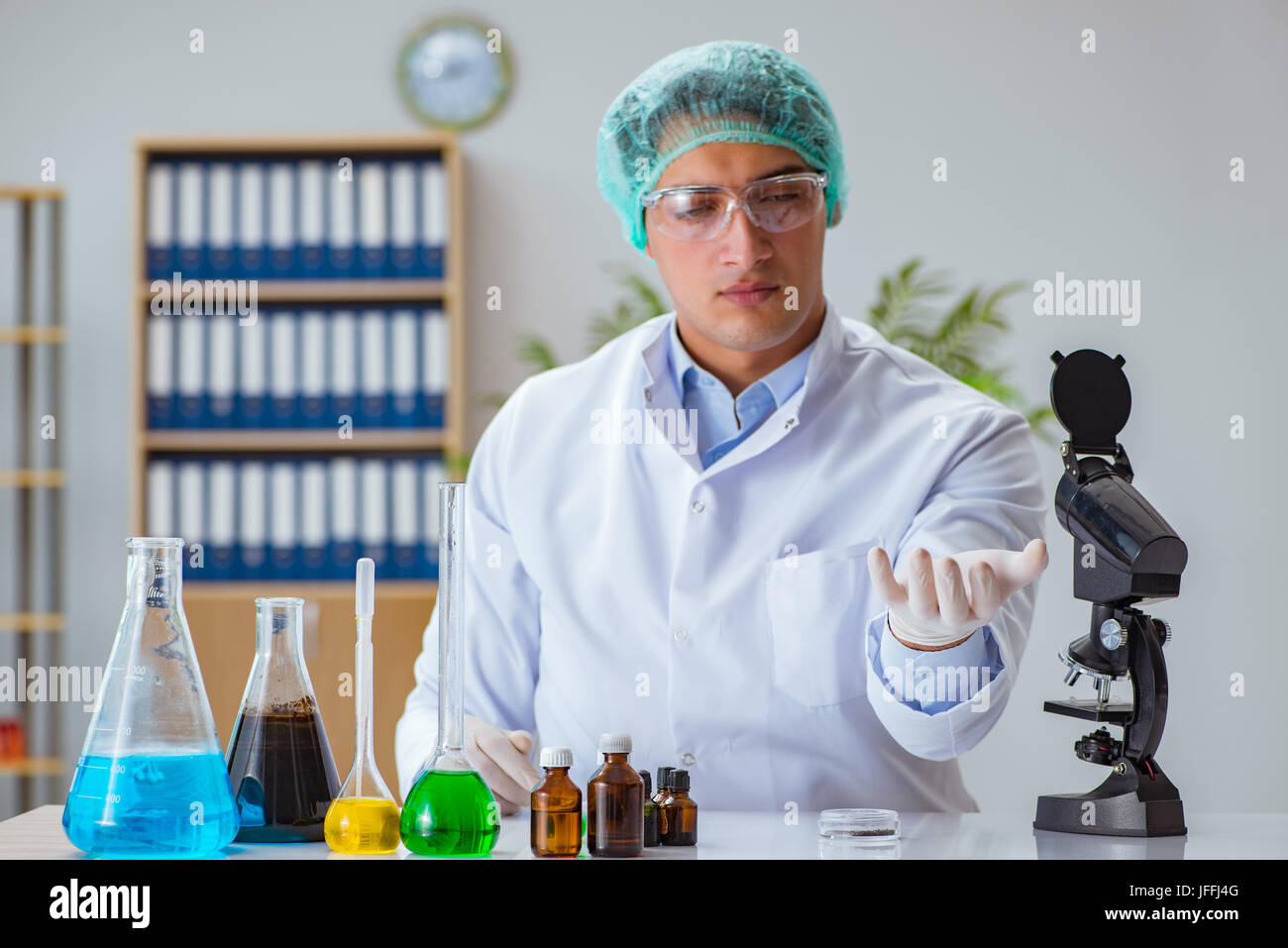 Biotechnology scientist working in the lab Stock Photo - Alamy