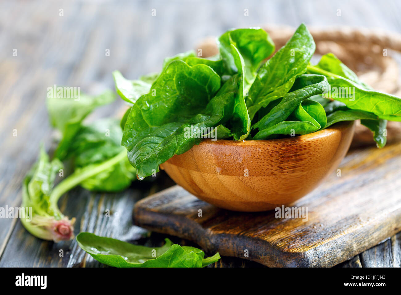 Bowl with wet spinach leaves Stock Photo - Alamy