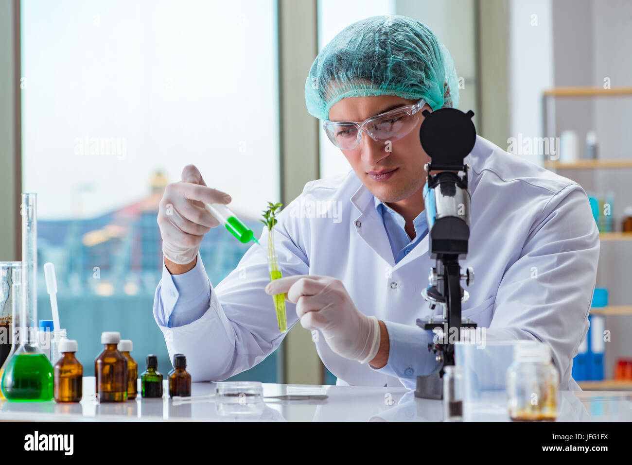 Biotechnology scientist working in the lab Stock Photo - Alamy