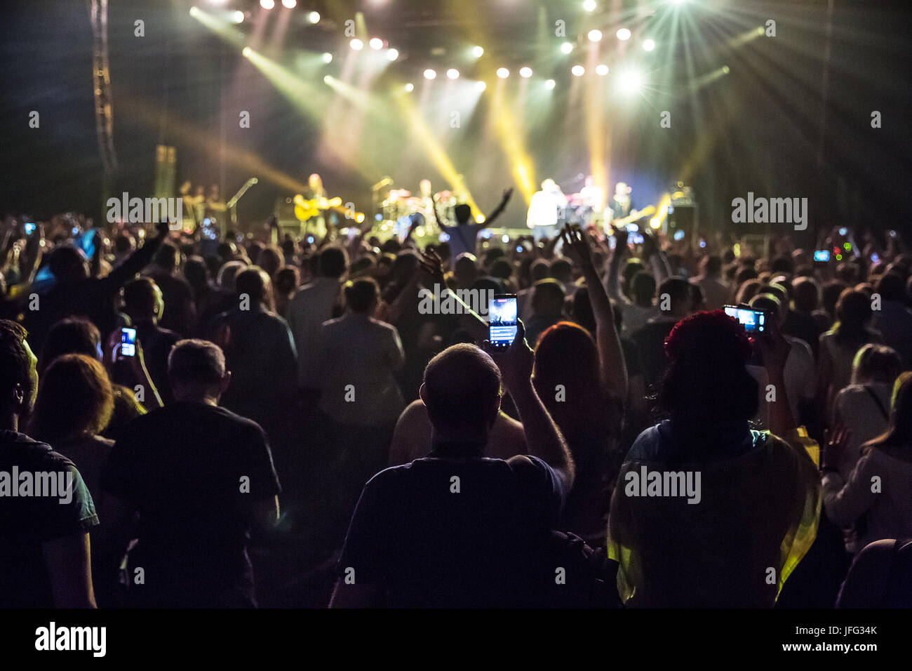 Concert crowd hi-res stock photography and images - Alamy