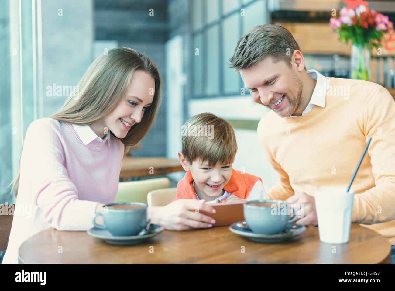 Family meeting table hi-res stock photography and images - Alamy