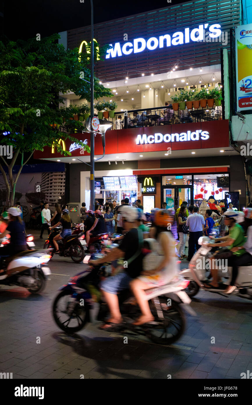 Mcdonalds sign night hi-res stock photography and images - Alamy