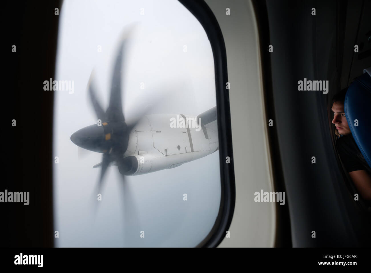 Looking out plane window hi-res stock photography and images - Alamy