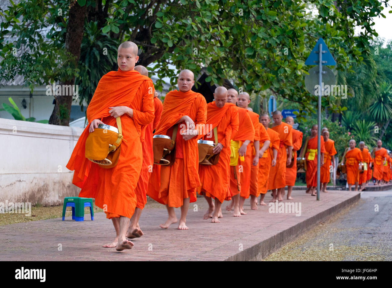 Monk begging rice hi-res stock photography and images - Alamy